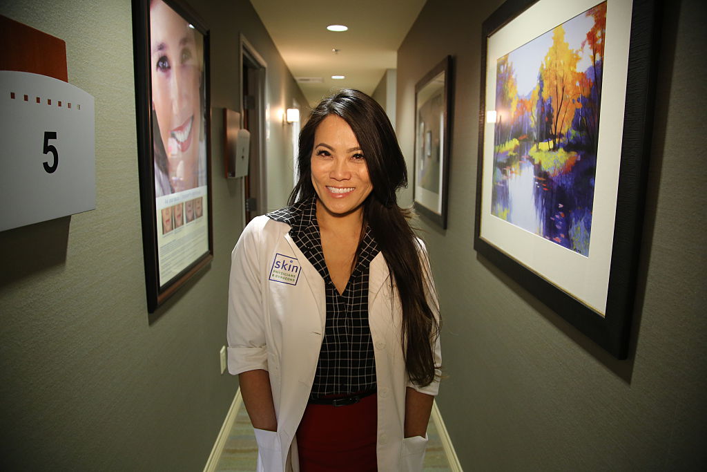 ‘Dr. Pimple Popper’: Is Dr. Sandra Lee Still Married and How Many Kids ...