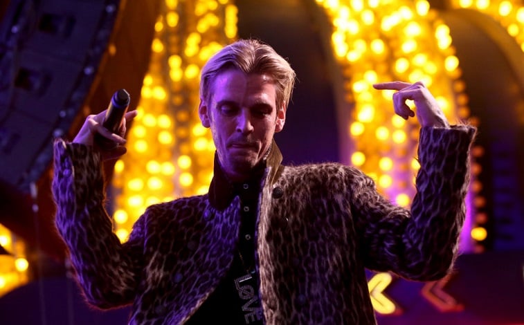 Aaron Carter Buys up a Bunch of Girl Scouts Cookies and Fans Are Here ...