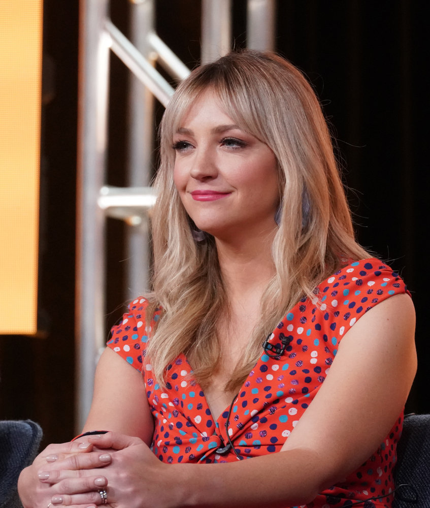 'SNL' Star Abby Elliott's New Show 'Indebted' Has This In Common With ...