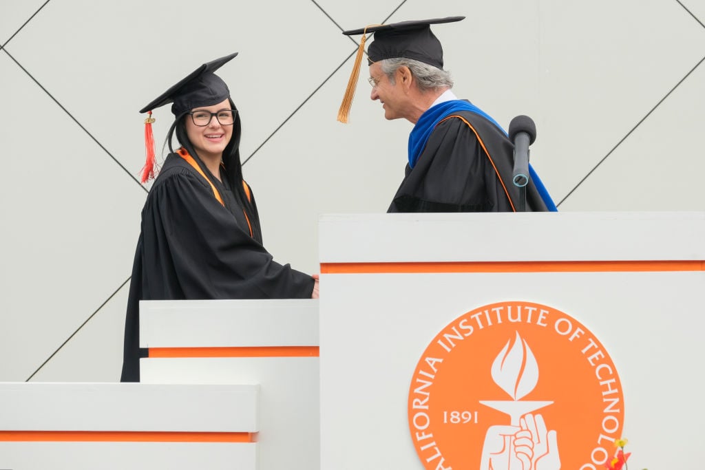 Was Alex Dunphy the Valedictorian of Her High School? Here Are Some ...