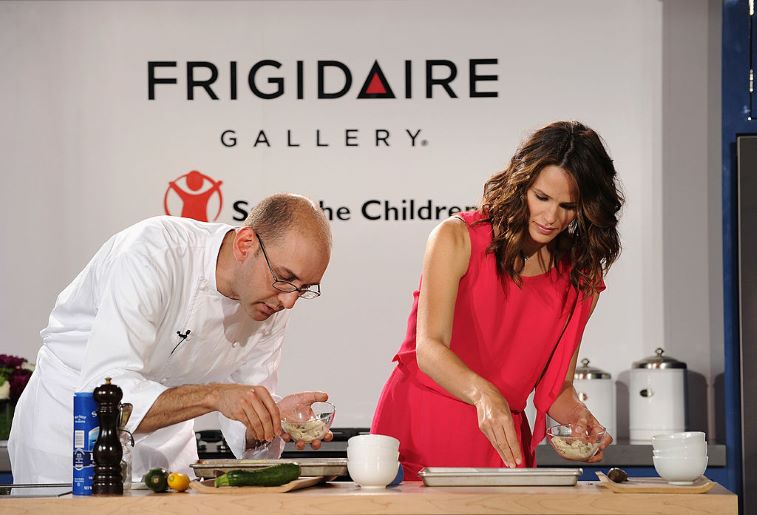 Jennifer Garner’s Favorite Cookbooks Featured on ‘Pretend Cooking Show’