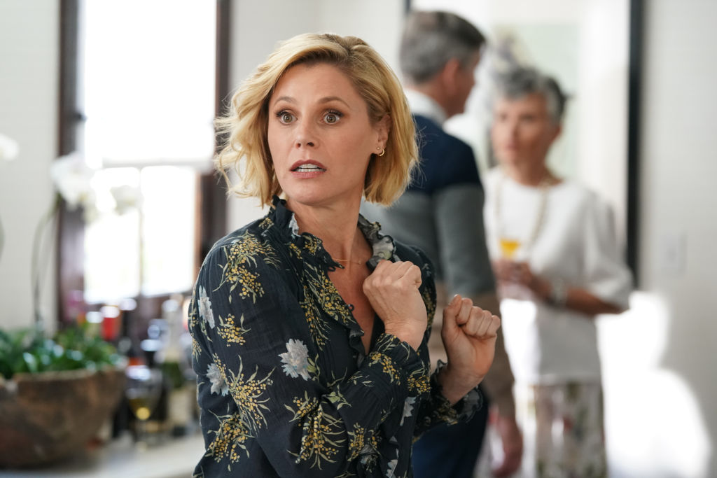 'Modern Family': Julie Bowen Addresses the Rumor She Got Plastic ...