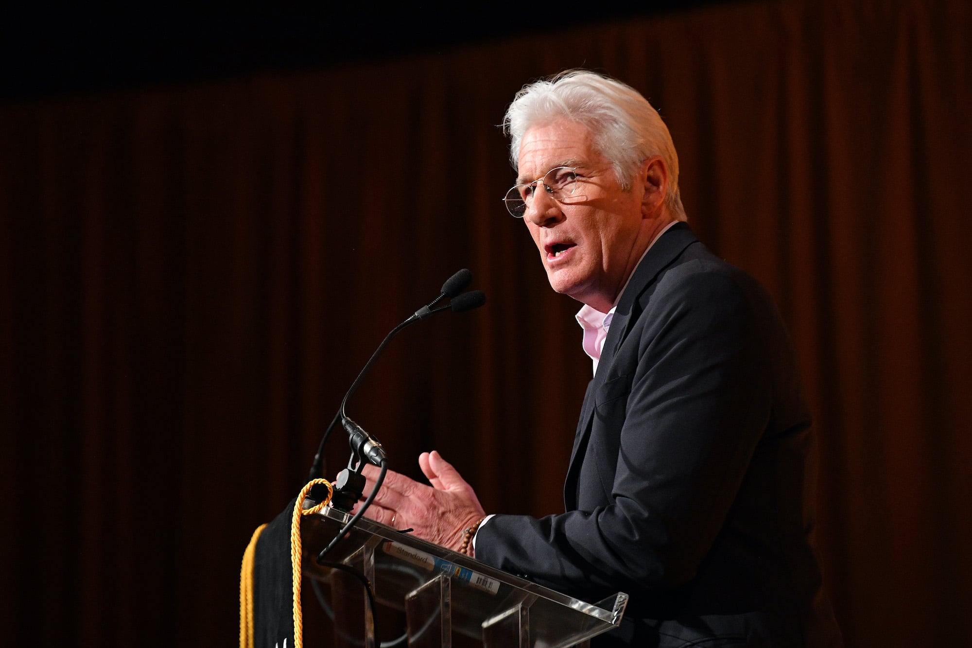 'Pretty Woman': Richard Gere Improvised the Necklace Scene That Made ...