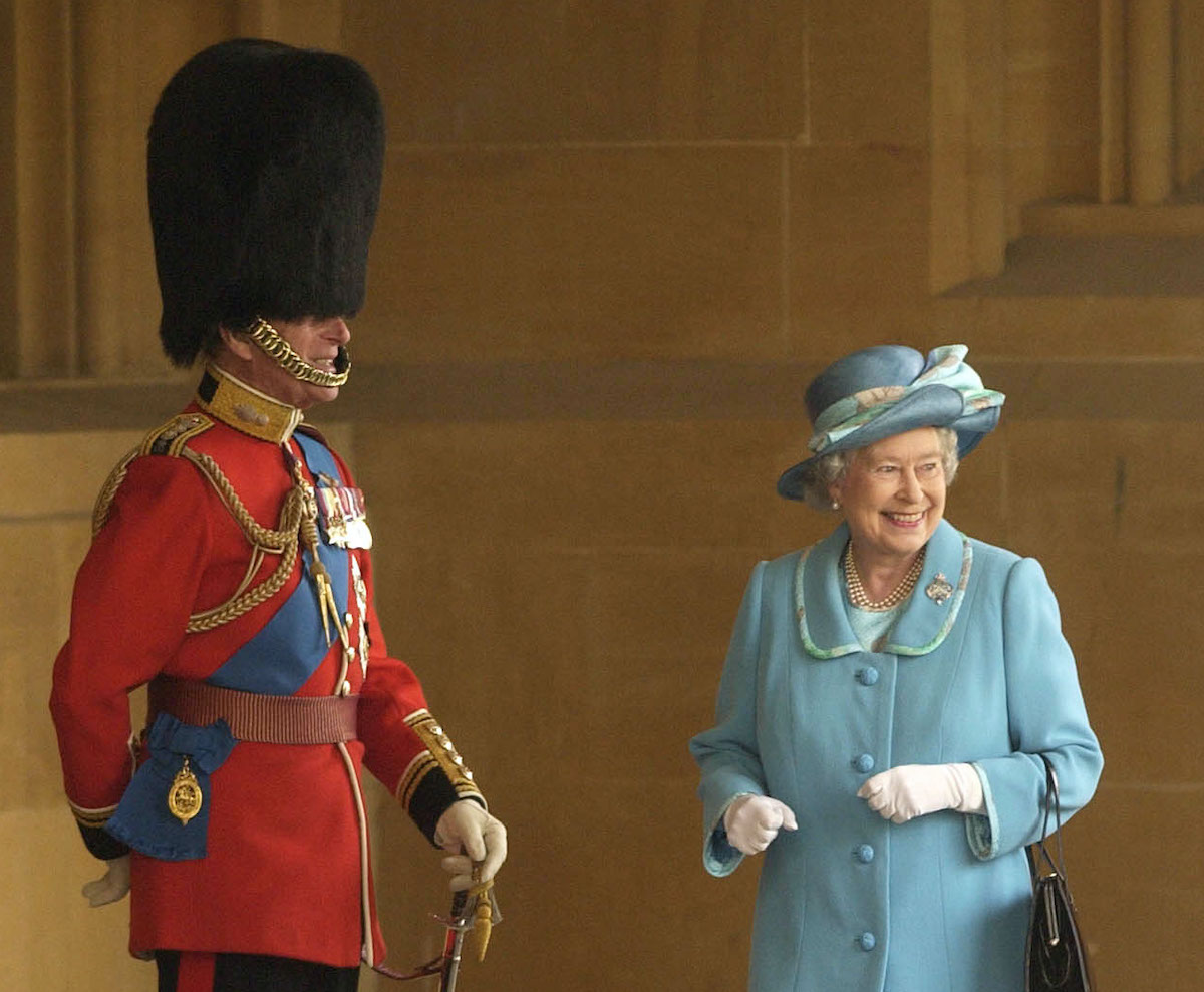 The Real Story Behind Viral 'Prank' Photo of Queen Elizabeth Giggling ...