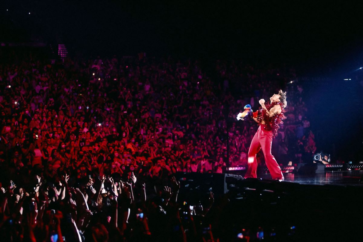 Harry Styles and Olivia Wilde Take Love on Tour