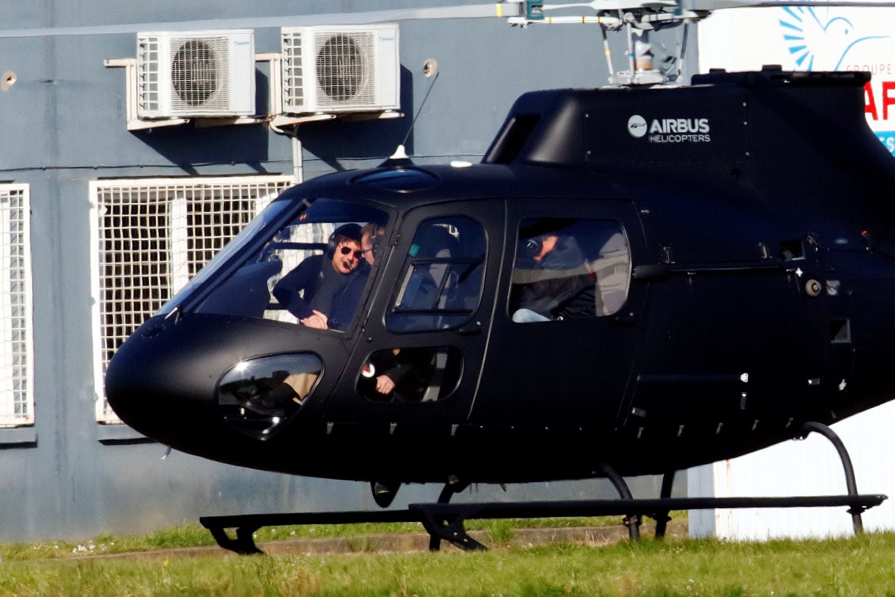 Tom Cruise Lands by Helicopter in a Couple's Yard and Invites Them on a ...