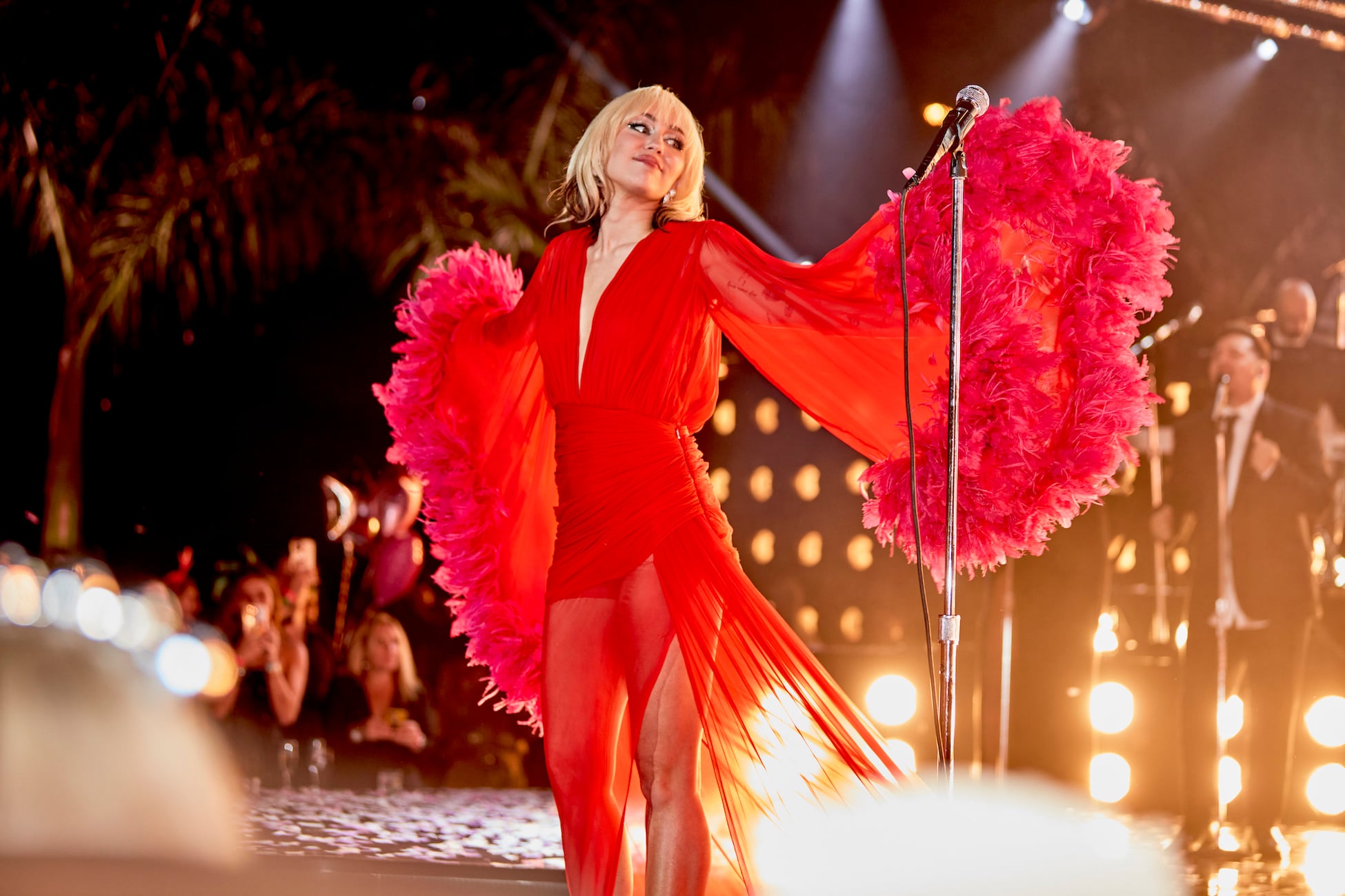 Miley Cyrus Dressed as a Giant Heart for the ‘Hannah Montana’ Episode ...