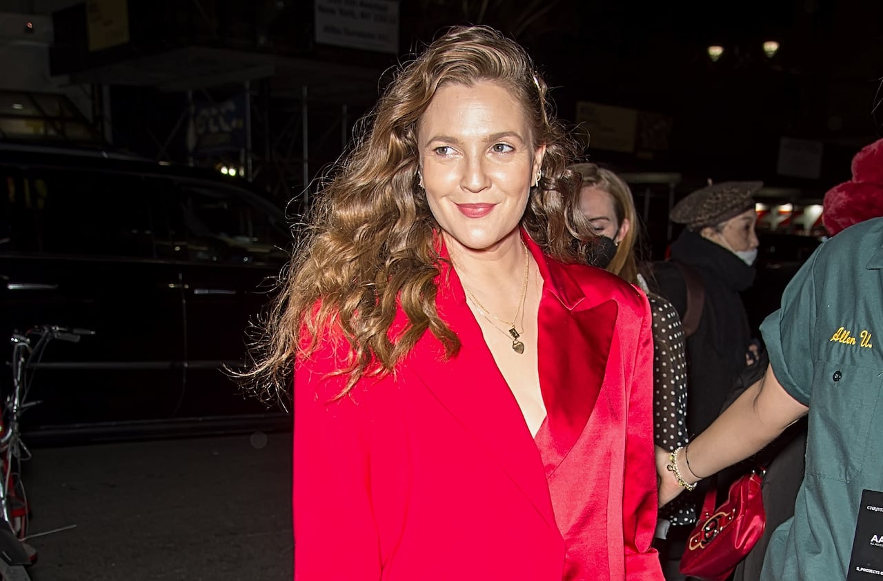 Drew Barrymore Knew 'Not to Fall Prey' to Hollywood Beauty Standards as ...