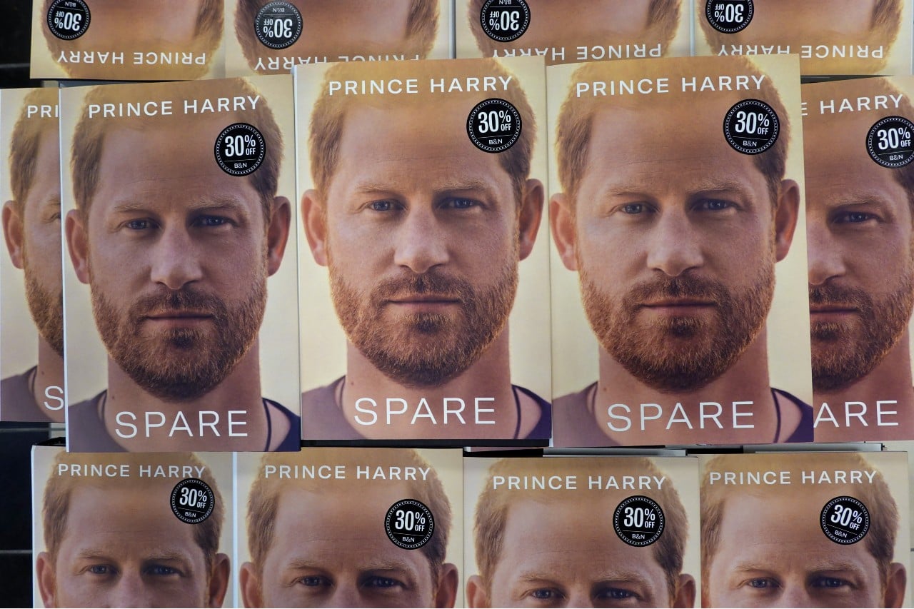 Prince Harry’s Book Cover Suggests ‘He Is Still Hurting’ Says Body ...