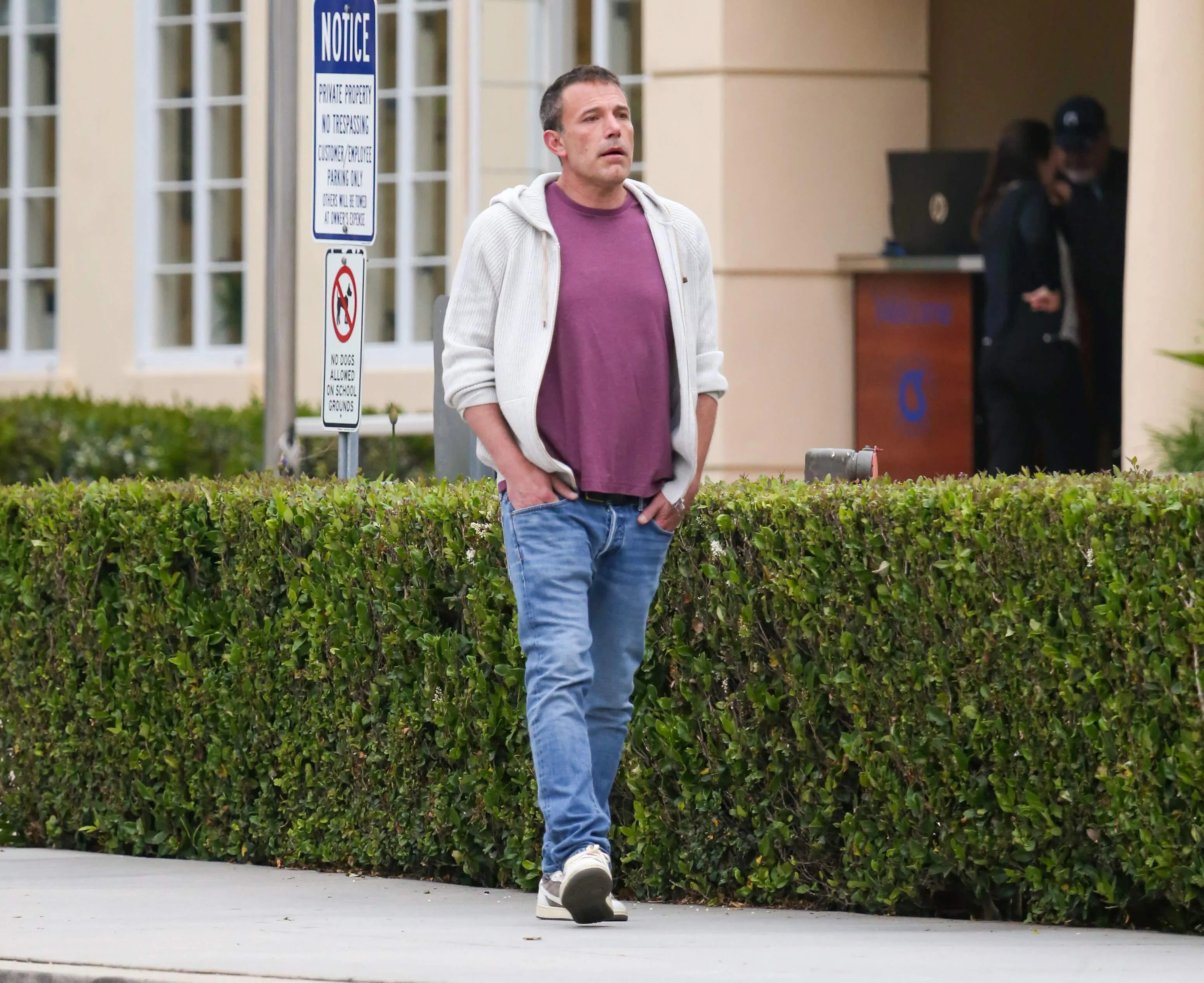 Ben Affleck Quietly Hides Wedding Ring as He Steps Out With Jennifer ...