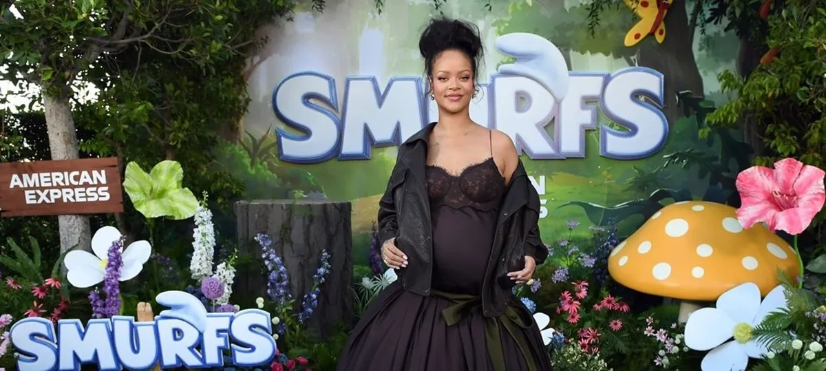 Rihanna Shows Off a Beautiful Accessory at 'Smurfs' Premiere With a ...