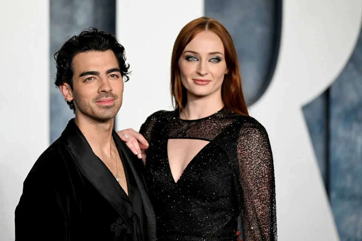 Joe Jonas Bought Sophie Turner a Cameo of Now-Boyfriend Chris Martin
